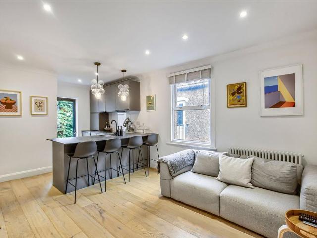 3 bedroom maisonette for sale