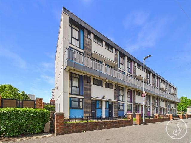 3 bedroom maisonette for sale