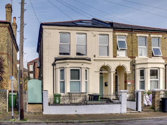 4 bedroom maisonette for sale