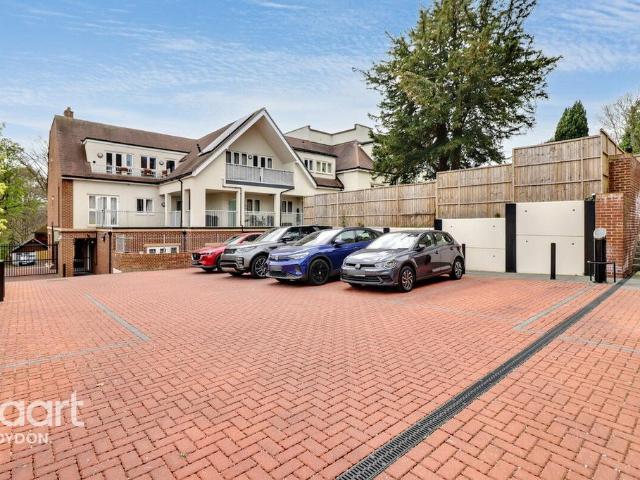 3 bedroom maisonette for sale
