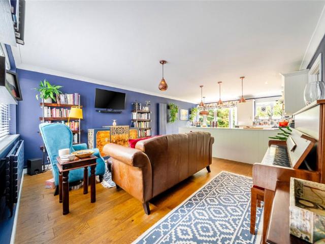 3 bedroom maisonette for sale
