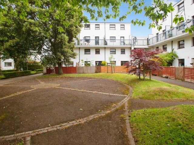 3 bedroom maisonette for sale