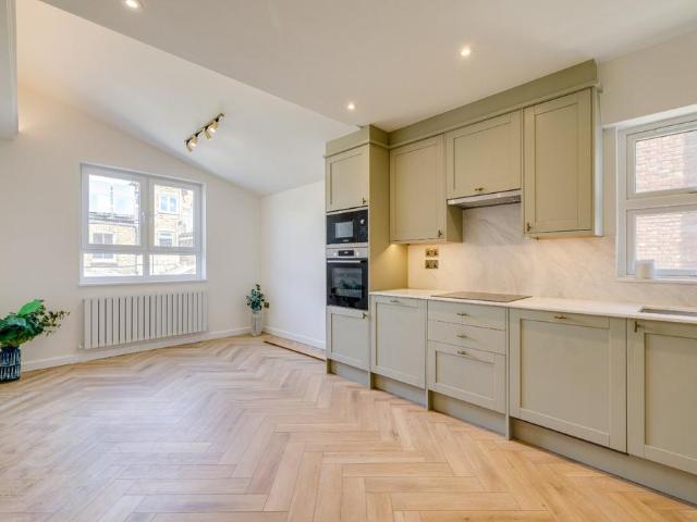3 bedroom maisonette for sale