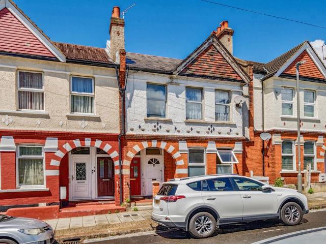 3 bedroom maisonette for sale