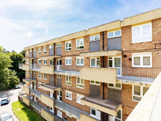 3 bedroom maisonette for sale