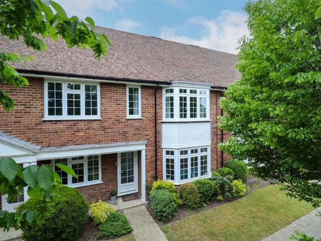 3 bedroom maisonette for sale