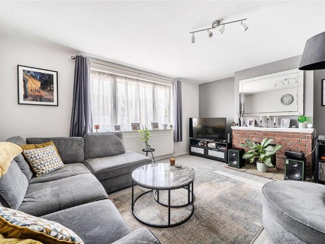 3 bedroom maisonette for sale