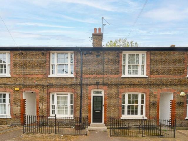 3 bedroom maisonette for sale