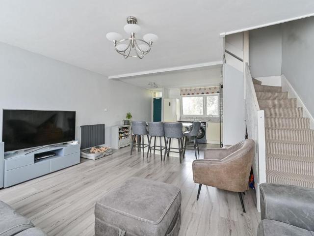 3 bedroom maisonette for sale