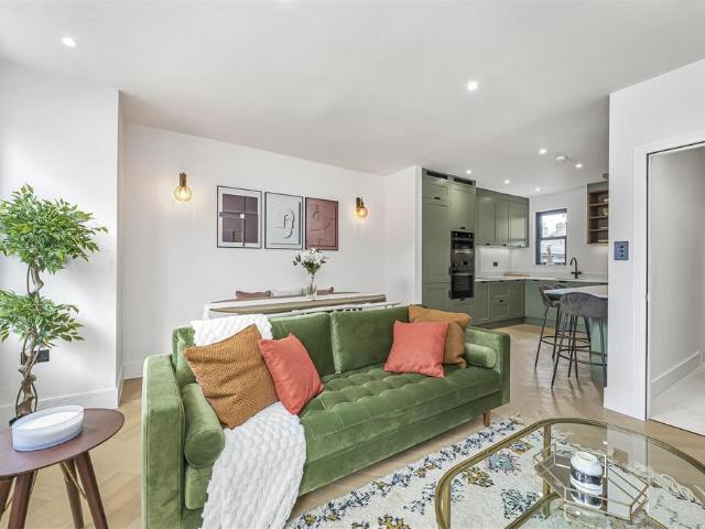 3 bedroom maisonette for sale