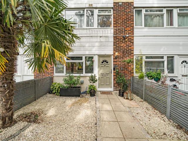 3 bedroom maisonette for sale