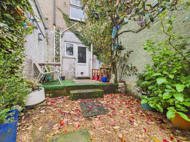 3 bedroom maisonette for sale