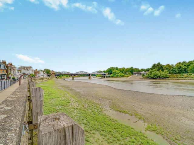 3 bedroom maisonette for sale