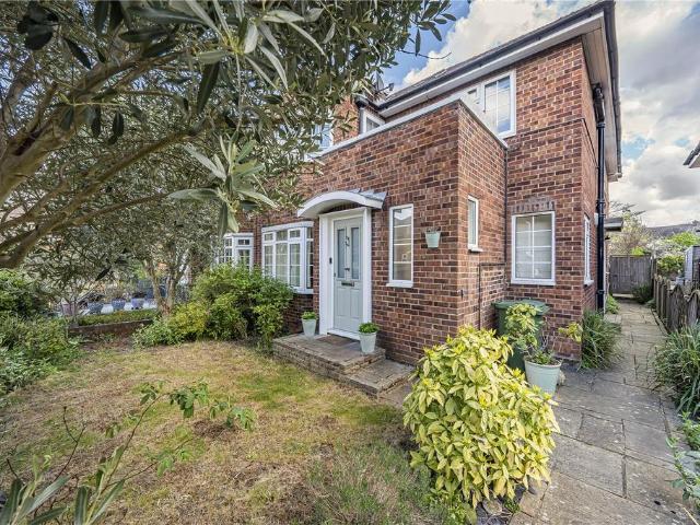 3 bedroom maisonette for sale