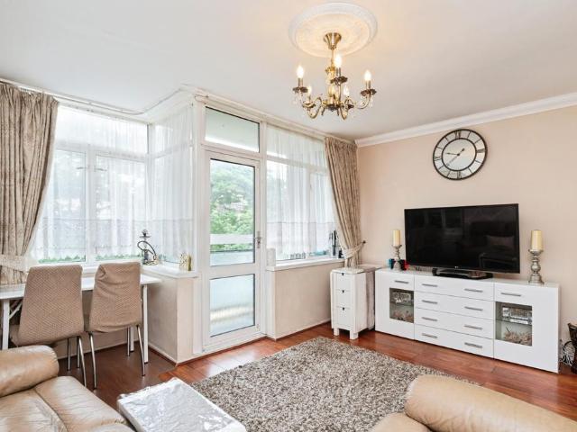 3 bedroom maisonette for sale