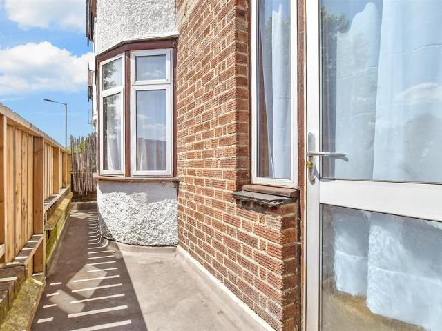 3 bedroom maisonette for sale