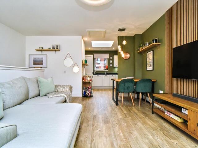 3 bedroom maisonette for sale in 15 Gilroy Road, Leith, Edinburgh, EH6 6AR, EH6