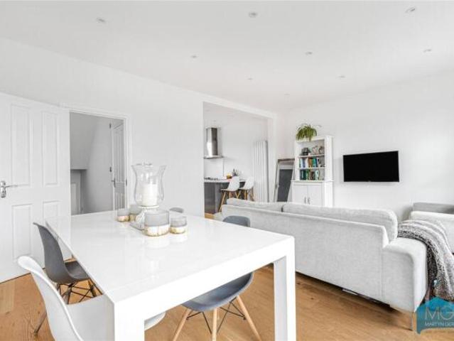 3 bedroom maisonette for sale in Upper Tollington Park, Finsbury Park, London, N4