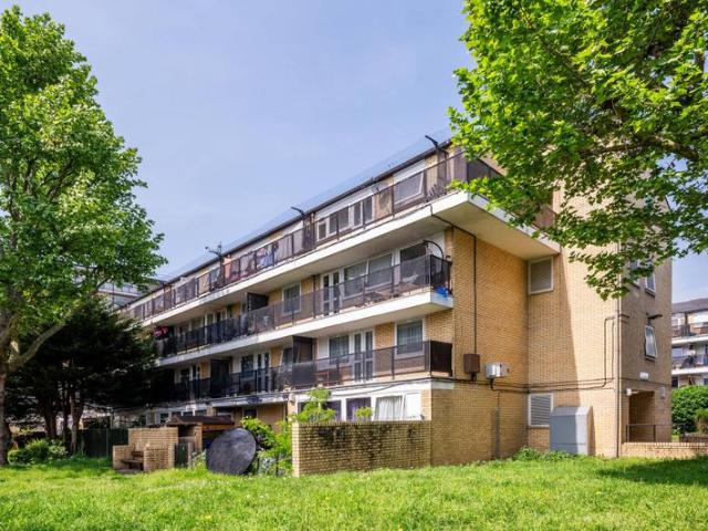 3 Bedroom Maisonette for Sale in Wentworth Crescent SE15