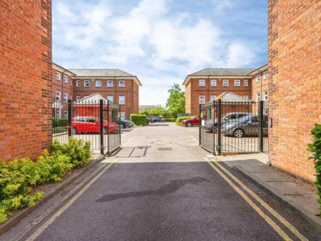 3 bedroom maisonette for sale in Ashburnham Road, Bedford, MK40