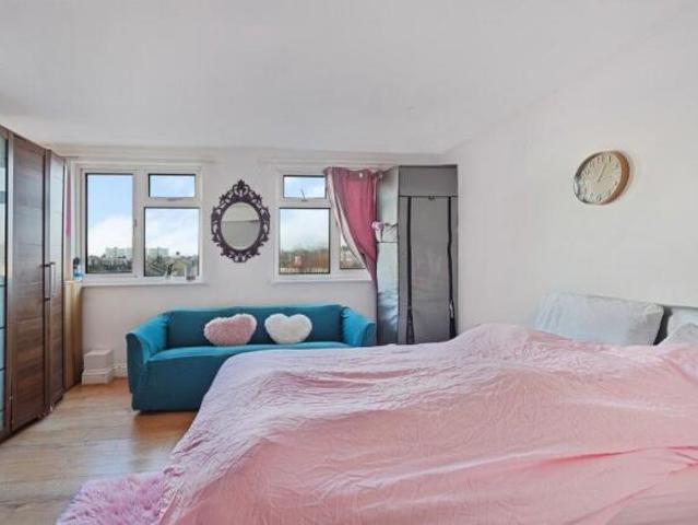3 bedroom maisonette for sale in Baker Street, Enfield, EN1