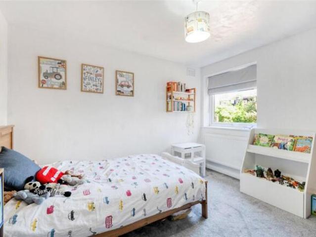 3 bedroom maisonette for sale in Borland Road, Nunhead, London, SE15