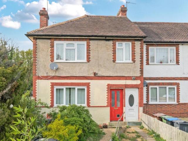 3 bedroom maisonette for sale in Central Road, Morden, SM4