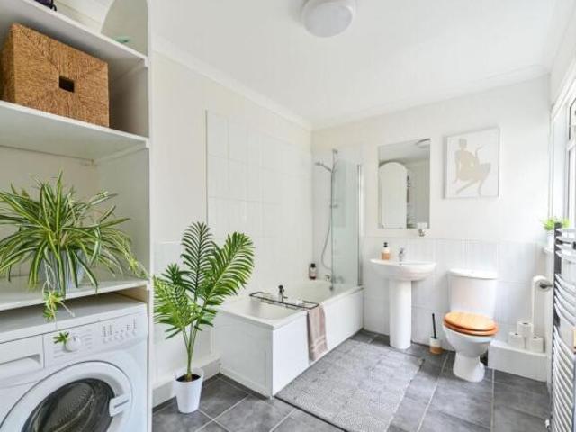 3 bedroom maisonette for sale in Garratt Lane, Earlsfield, London, SW18