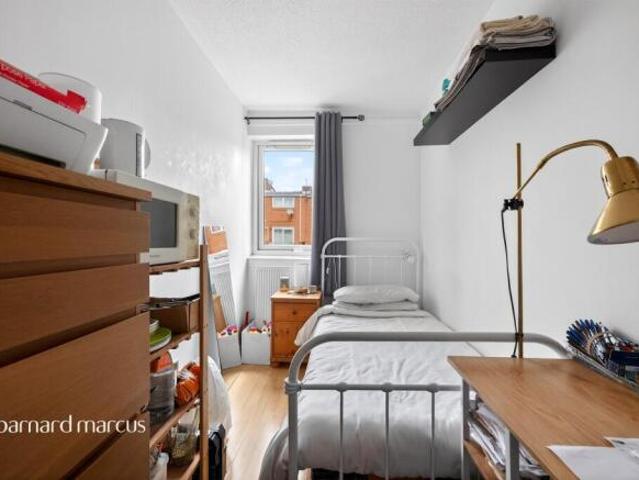 3 bedroom maisonette for sale in Hooks Close, London, SE15