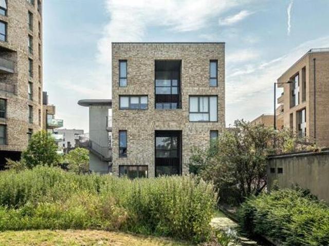 3 Bedroom Maisonette For Sale In London