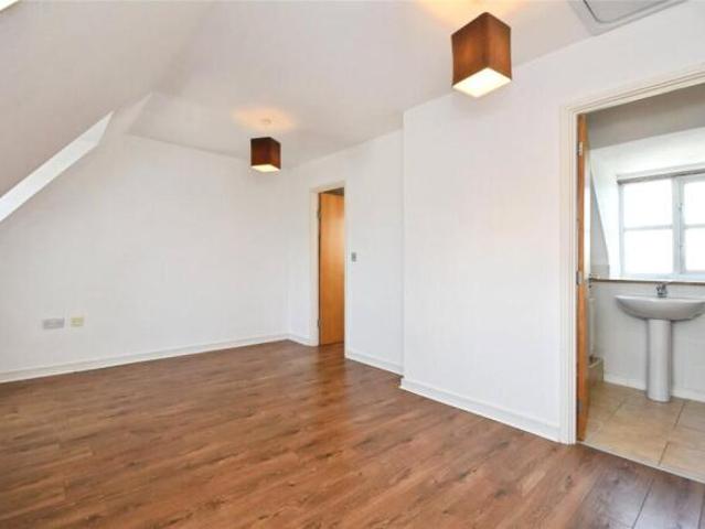 3 bedroom maisonette for sale in New Writtle Street, Chelmsford, Essex, CM2