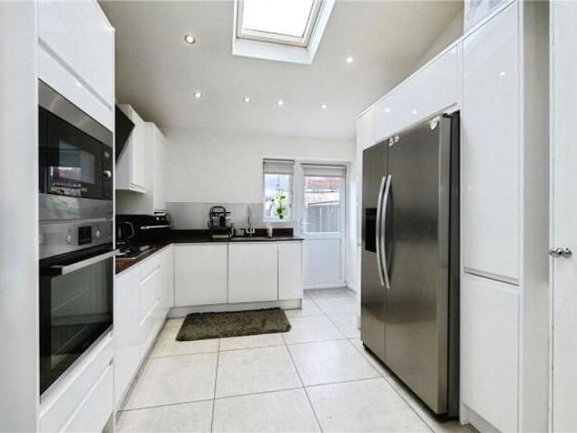 3 bedroom maisonette for sale in North Downs Road, New Addington, Croydon, CR0