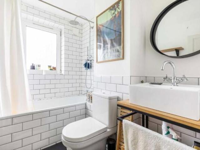 3 bedroom maisonette for rent in Tooting Bec Road, Tooting, SW17
