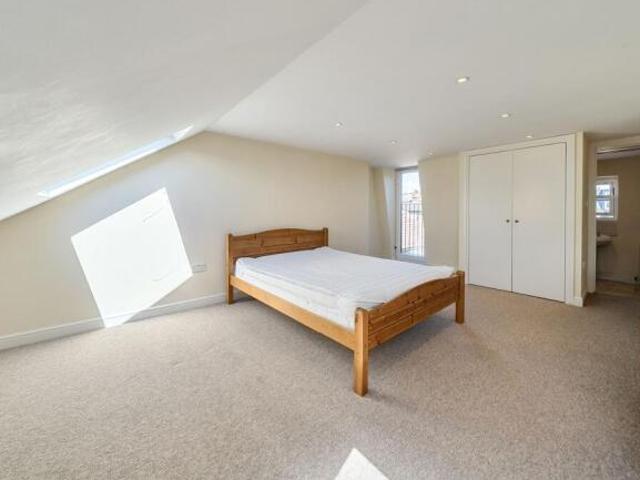 3 bedroom maisonette for rent in Trevelyan Road, London, SW17