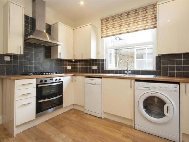 3 bedroom maisonette for rent in Boundary Road, Colliers Wood, SW19