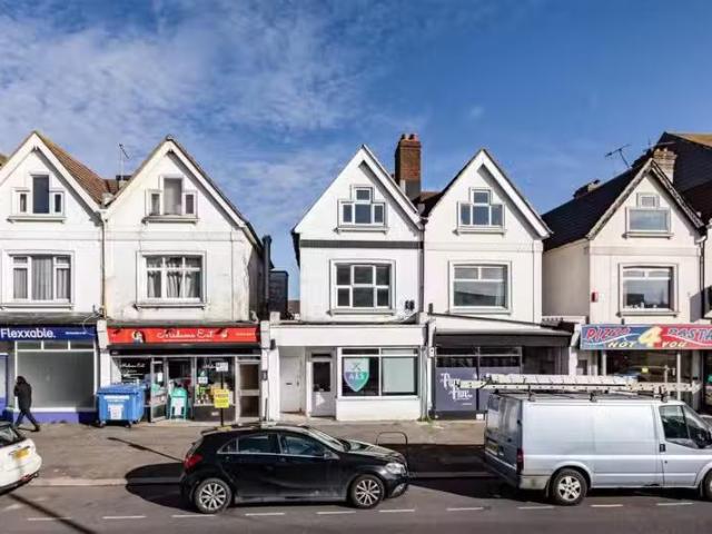 3 bedroom maisonette for rent in Boundary Road, Hove, BN3