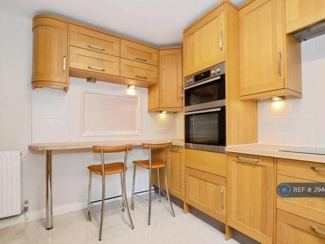 3 bedroom maisonette for rent in Bromet Close, Watford, WD17