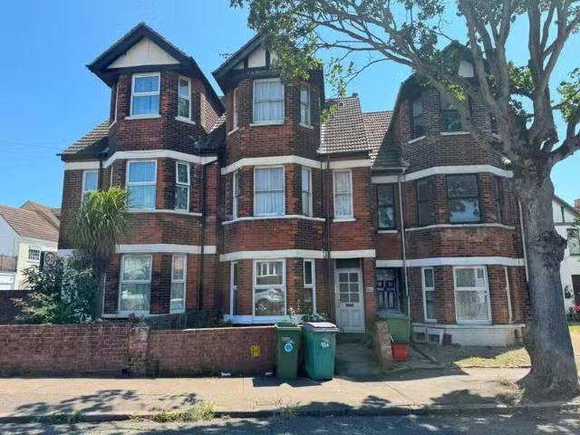 3 bedroom maisonette for rent in Canterbury Road, Folkestone.