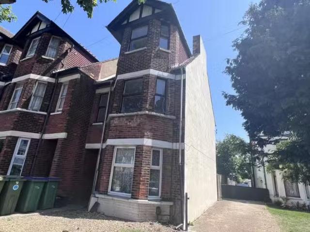 3 bedroom maisonette for rent in Canterbury Road, Folkestone.