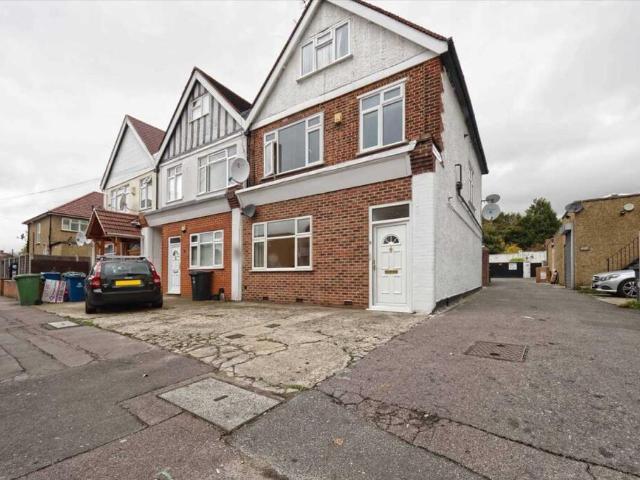 3 bedroom maisonette for rent in Canada Park Parade, Columbia Avenue, Burnt Oak, HA8