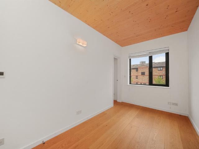 3 bedroom maisonette for rent in Chobham Road, Stratford, E15