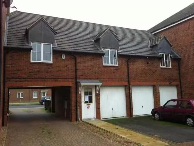 3 bedroom maisonette for rent in Cunningham Avenue, Hatfield.