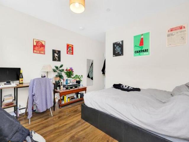 3 bedroom maisonette for rent in Essex Road, London, N1