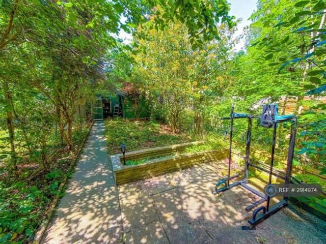3 bedroom maisonette for rent in Frensham Drive, London, SW15