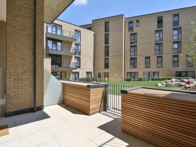 3 bedroom maisonette for rent in Goldsmiths Row, Hackney, London, E2