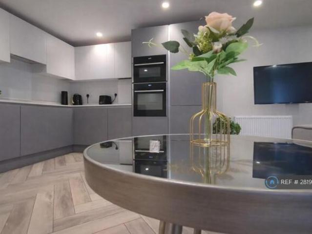 3 bedroom maisonette for rent in Grand Drive, London, SW20