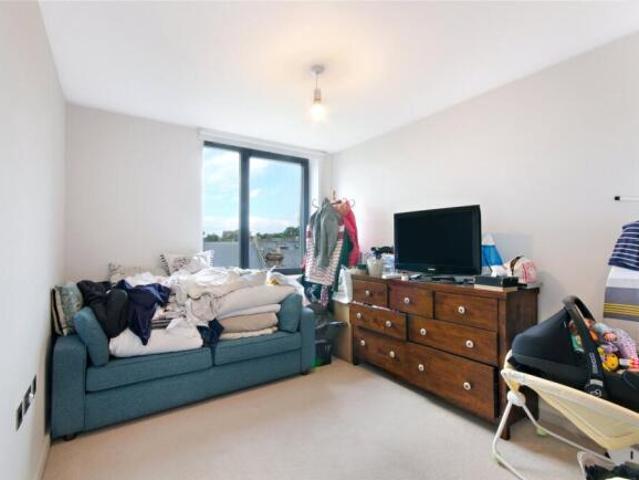 3 bedroom maisonette for rent in Hawthorne Crescent, London, SE10