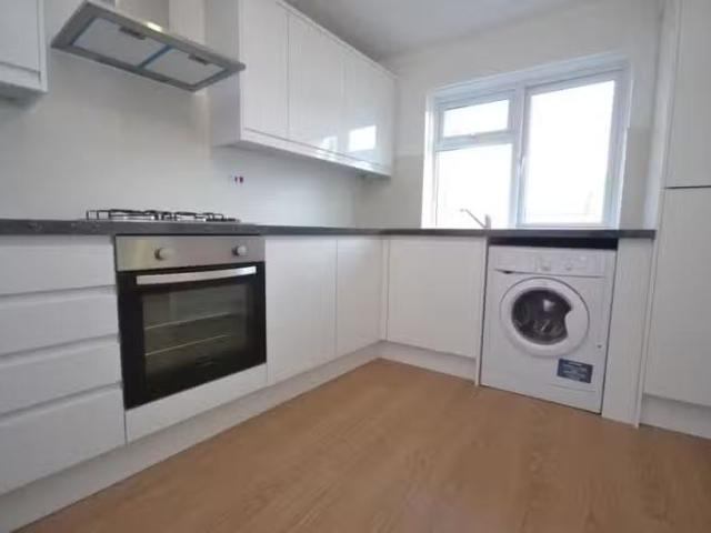 3 bedroom maisonette for rent in High Street West Wickham BR4