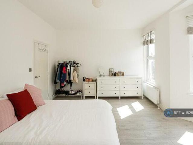 3 bedroom maisonette for rent in Leghorn Road, London, NW10