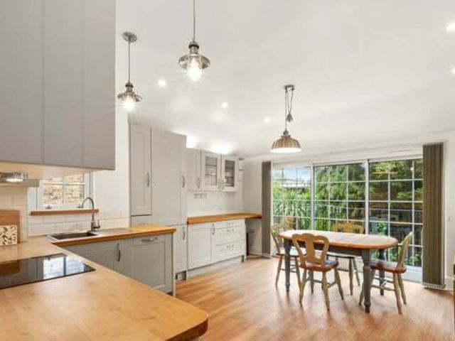 3 Bedroom Maisonette For Rent In London